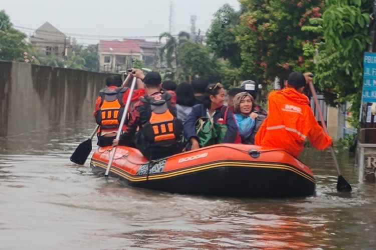 Hujan Deras Guyur Tangsel, Ratusan KK Terdampak Banjir dan Genangan