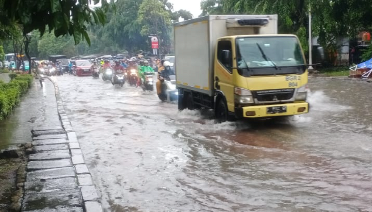 Sejumlah Titik di Jakarta Dilanda Banjir usai Hujan Deras, 30 RT Terendam