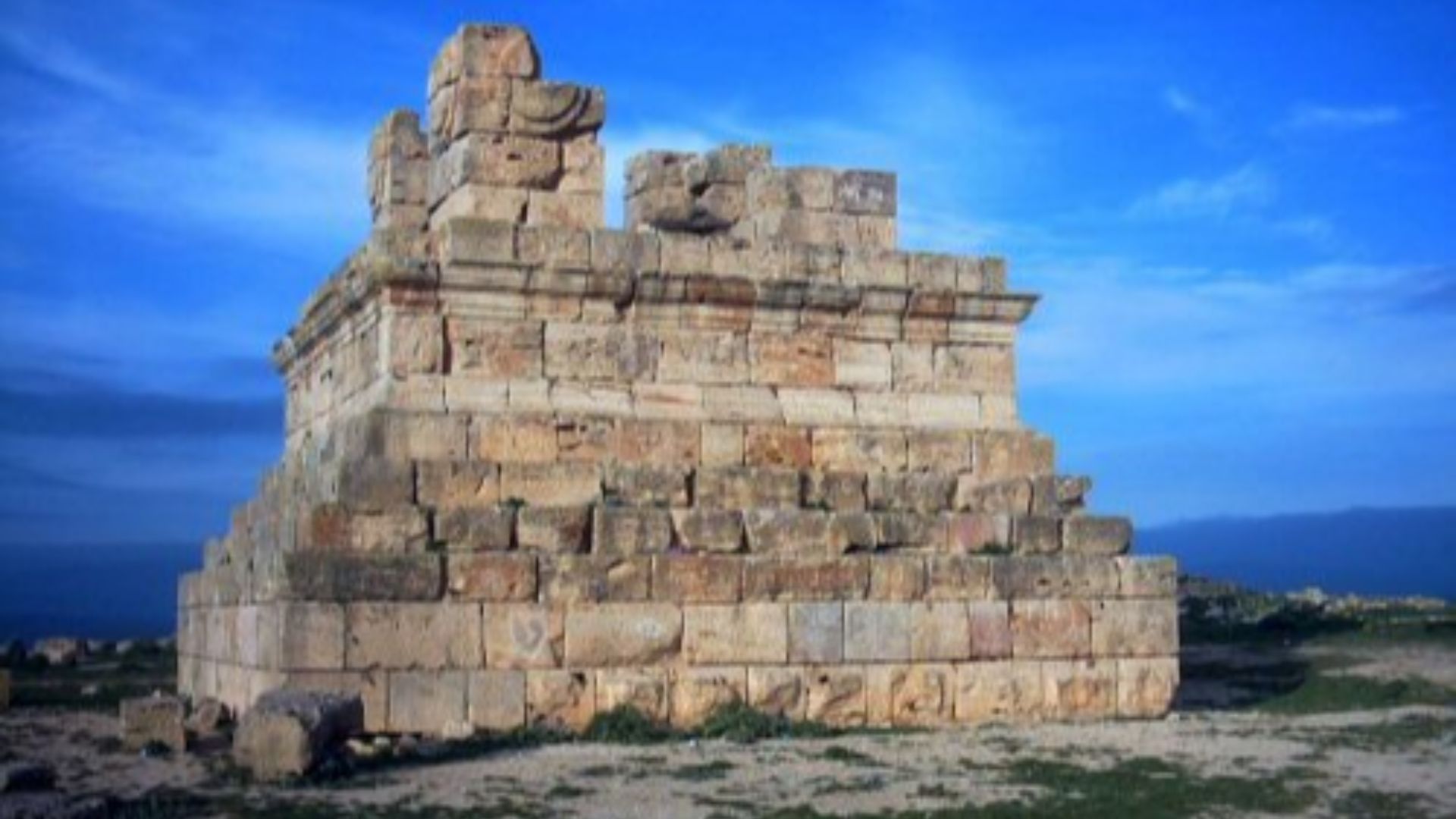 Archaeologists in Egypt uncovered a massive stronghold along the route ...