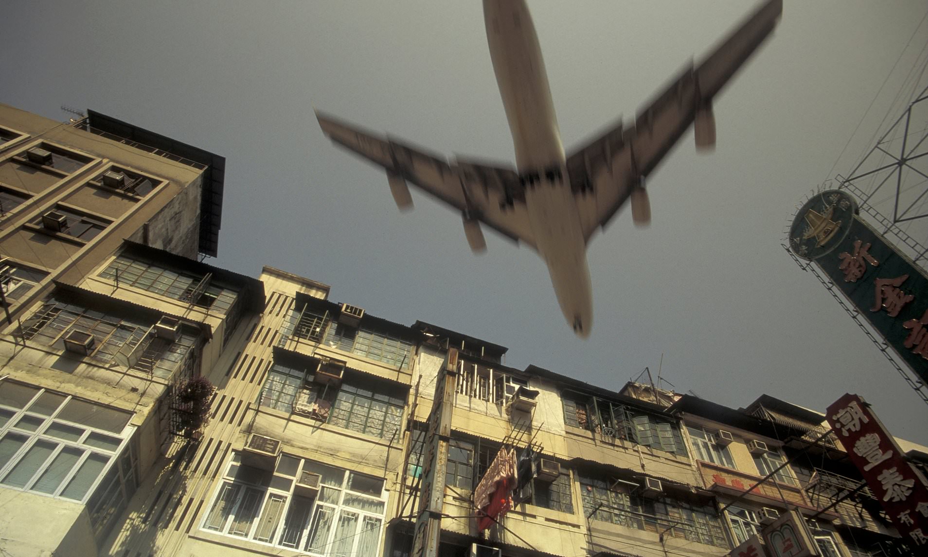 Inside the world's 'scariest' airport that was forced to shut down ...
