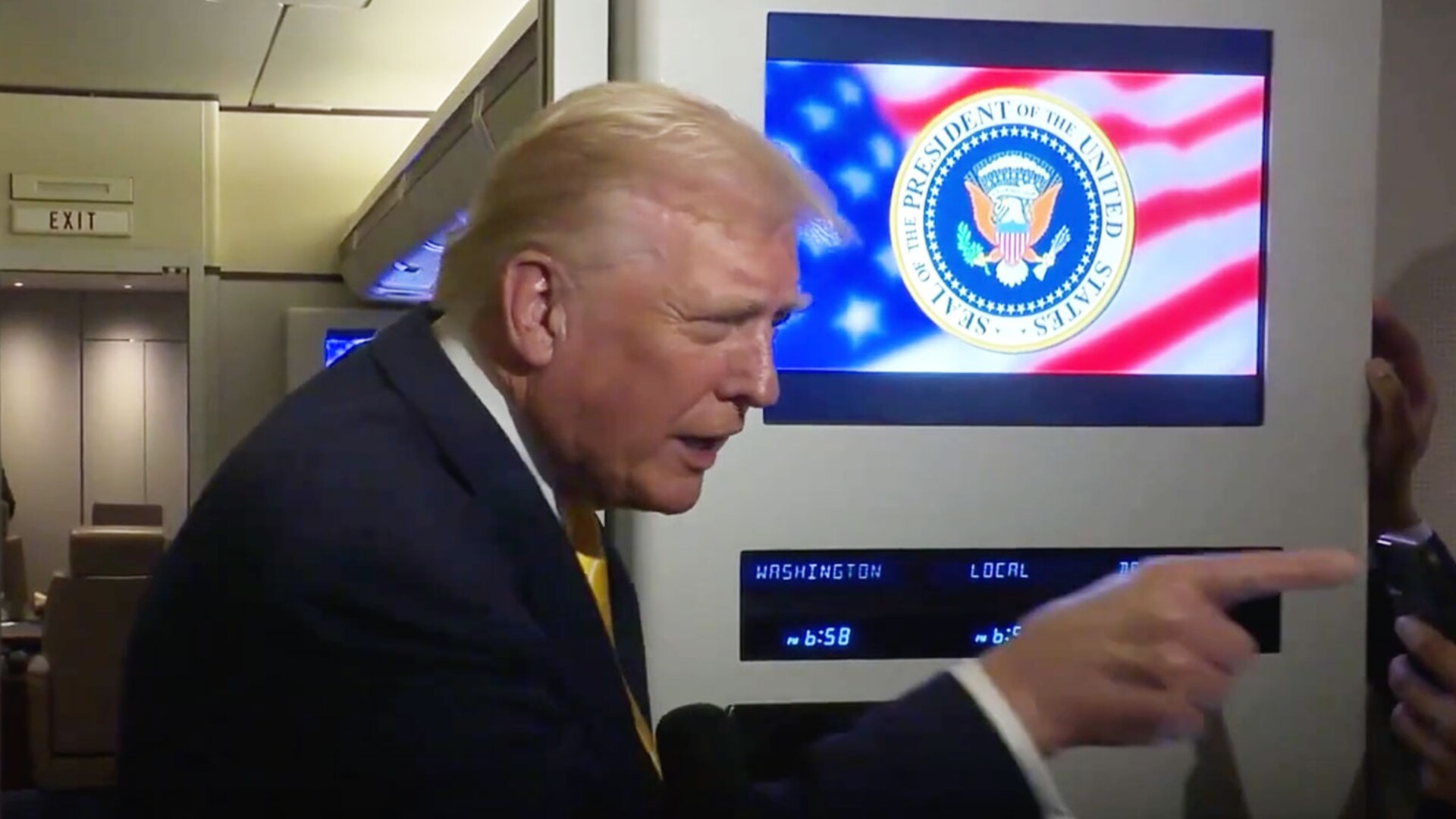 "Ruhe, Schweinchen": Trump fährt Reporterin harsch über den Mund