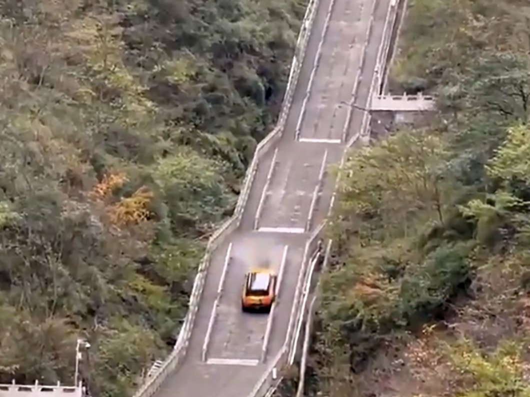 Failed advertising stunt: Car crashes into wall