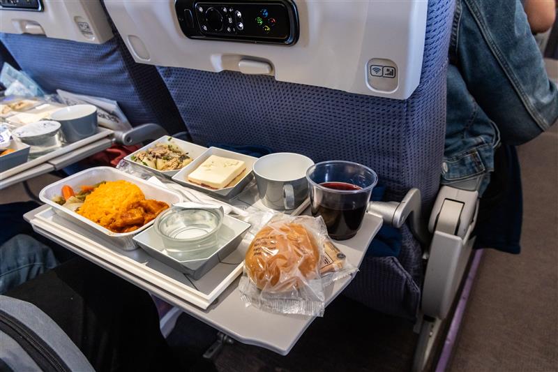 What experts want you to know before eating airplane food