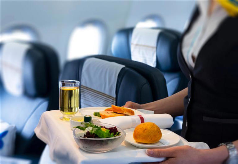 What experts want you to know before eating airplane food