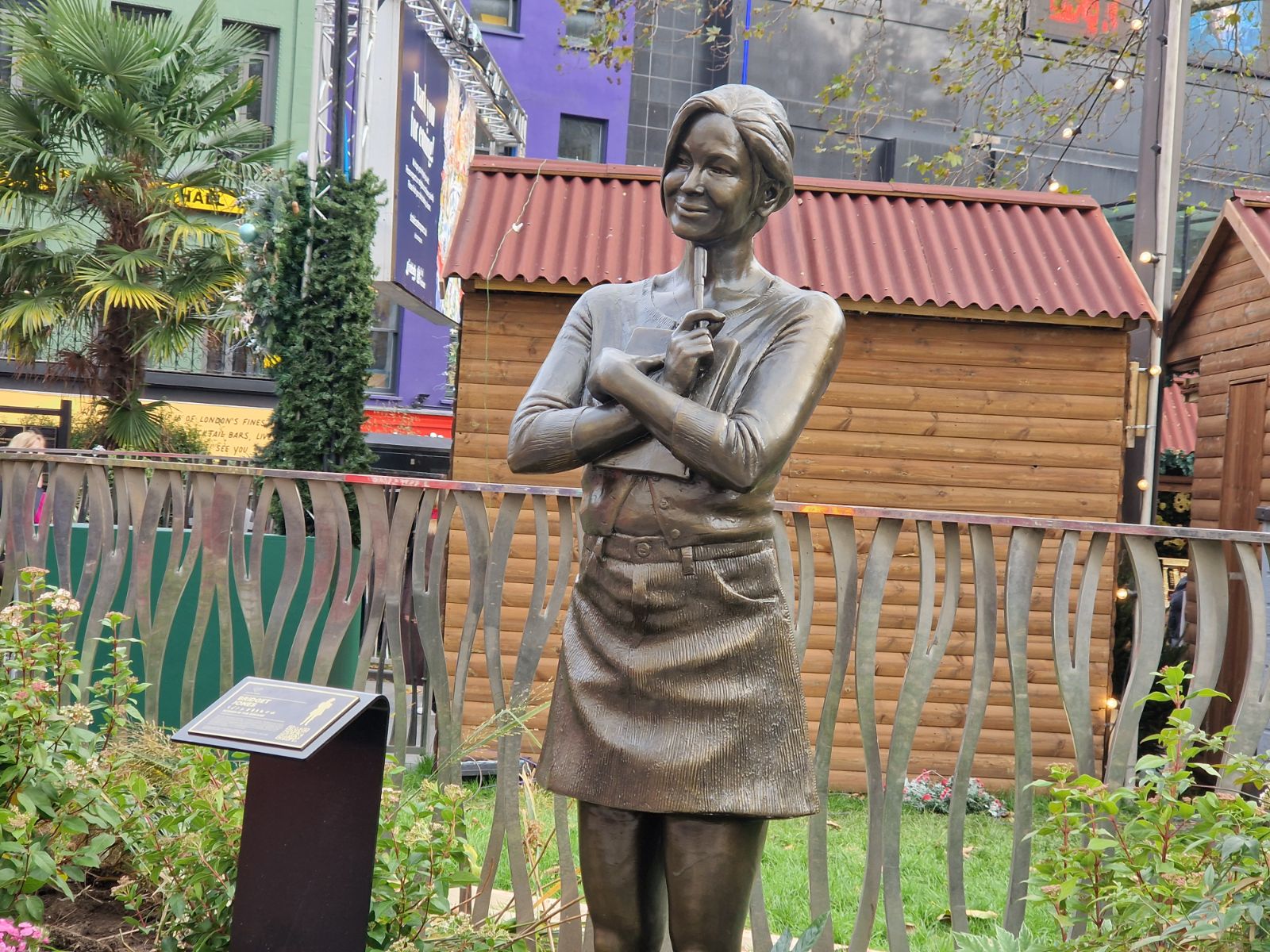 Where to find London's 'adorable' new Bridget Jones statue in Leicester ...