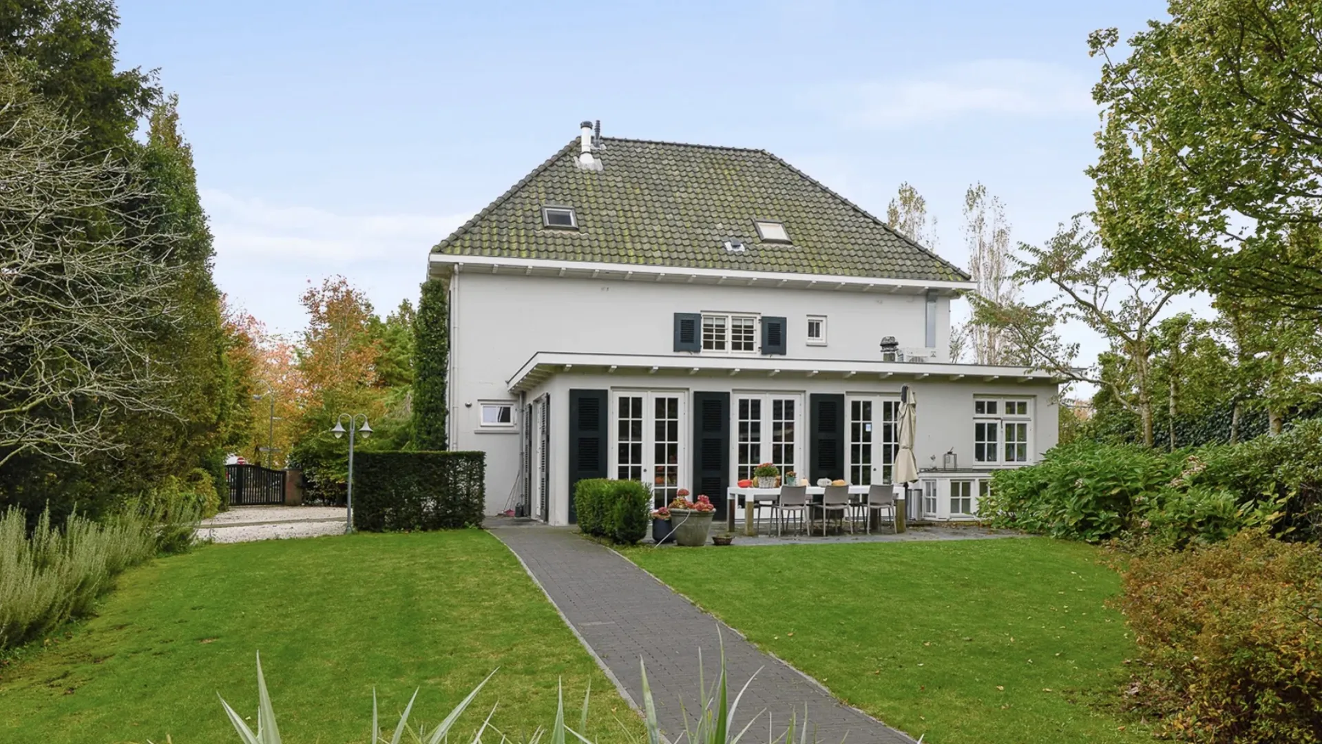 Illusionist Victor Mids tovert € 3,1 miljoen op tafel voor spierwitte villa in Haarlem