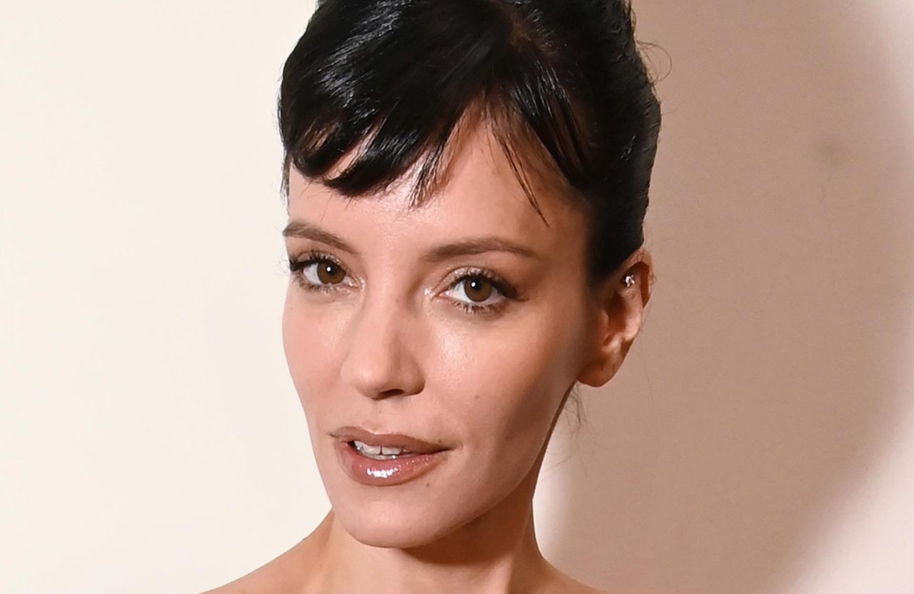Micro-frange et chignon banane sculptural : Lily Allen fait ses ...