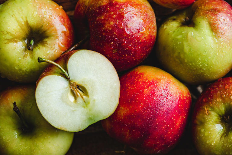 5 Foods That Can Make You Smell Fresher Naturally