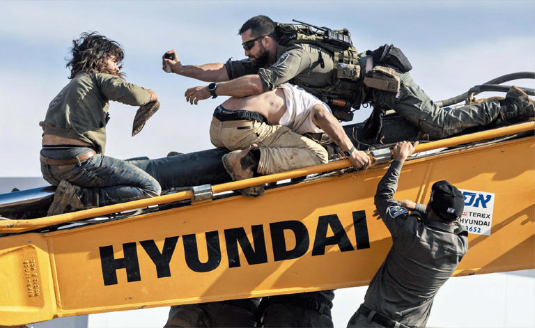 Israeli Security Clash with Hilltop Youth on West Bank Crane