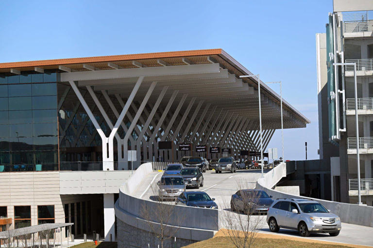 Wrong-way driver killed, 2 injured in crash at Kansas City ...