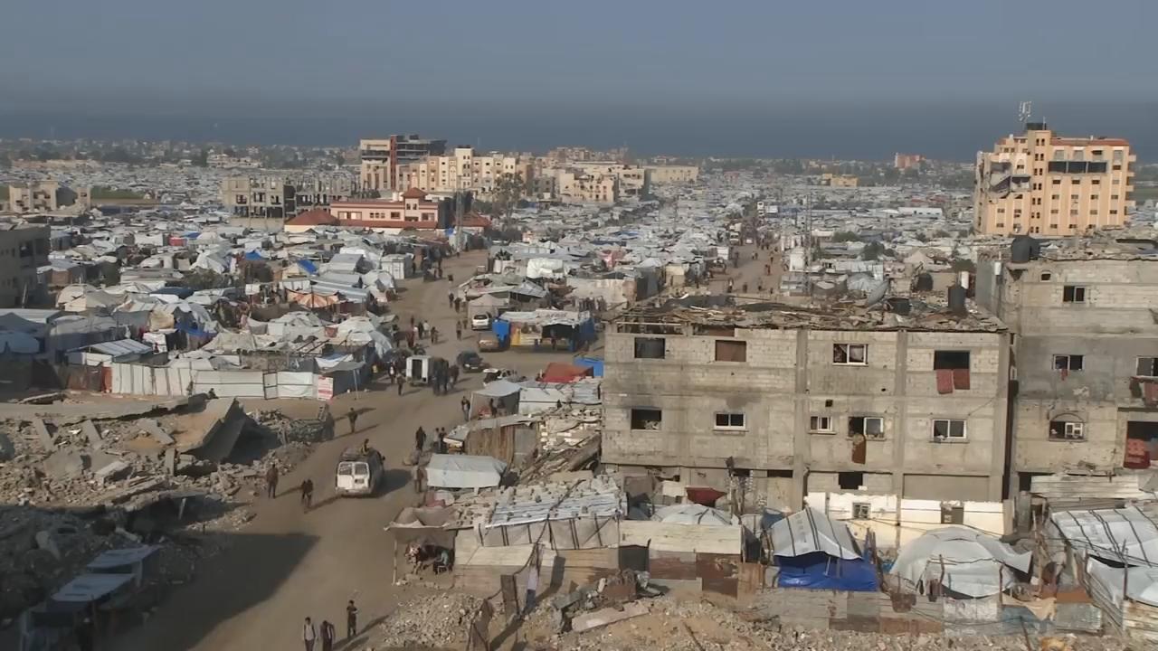 People in Khan Younis react after UN approves Trump administration's ...