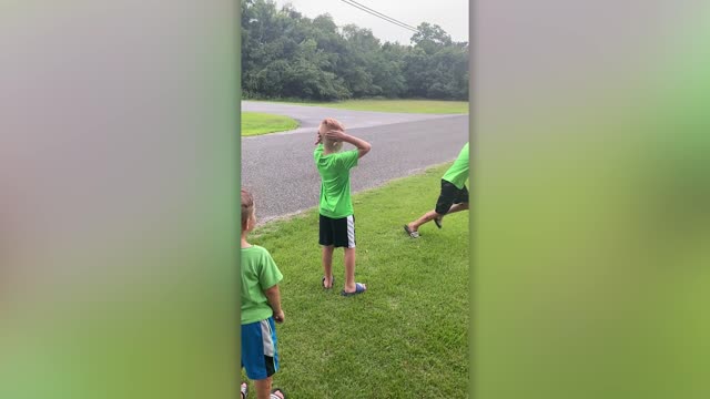 Surprise reunion for kids as military dad shows up at parade