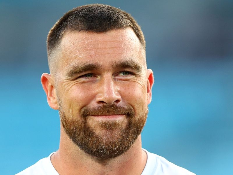 Statt schwarze Hosen: Travis Kelce zeigt, welche Trend-Alternative viel ...