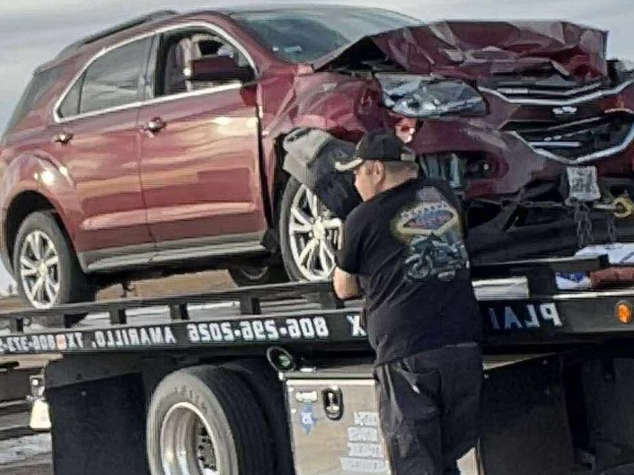 Crash on I-27 near Sundown leaves 2 injured