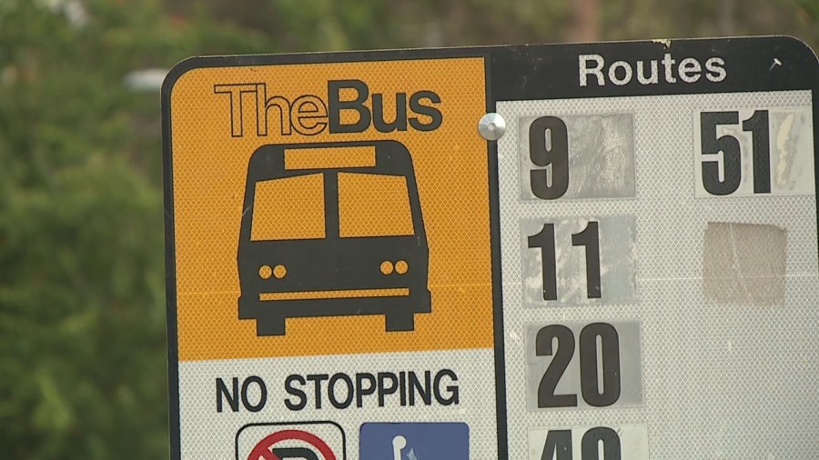 Teen robbed at gunpoint while waiting for bus in Maili