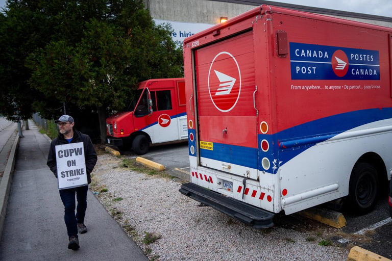 Canada Post says it’s lost over $1B so far this year amid strike action
