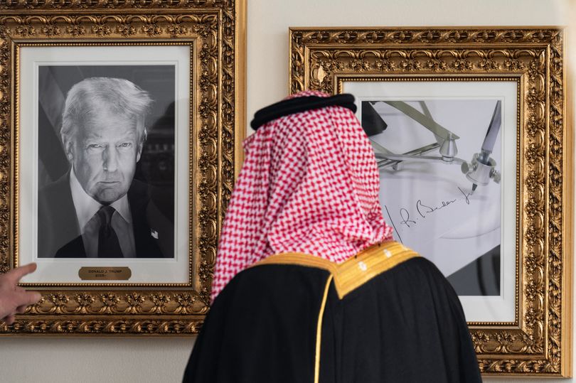 Trump shows off Biden autopen portrait to MBS during White House ...