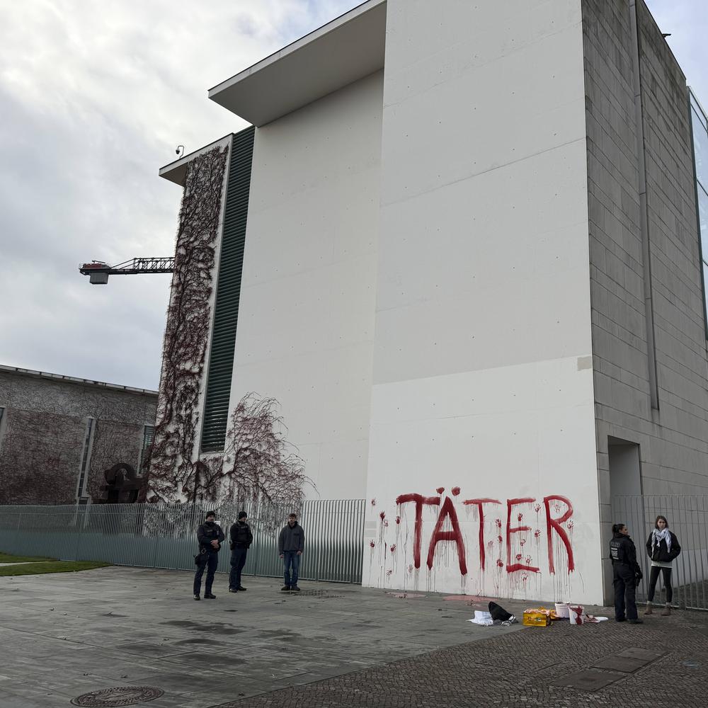 „Täter“ in roter Farbe: Pro-Palästina-Aktivisten beschmieren Fassade ...