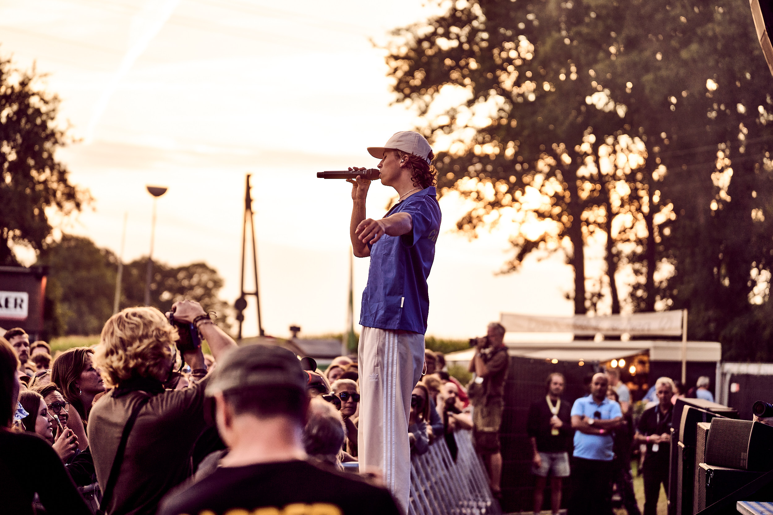 Berq verliert Wette und singt Wal-Meme-Song live vor Fans