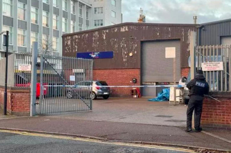 Police close multiple roads in Leicester as explosives teams on scene ...