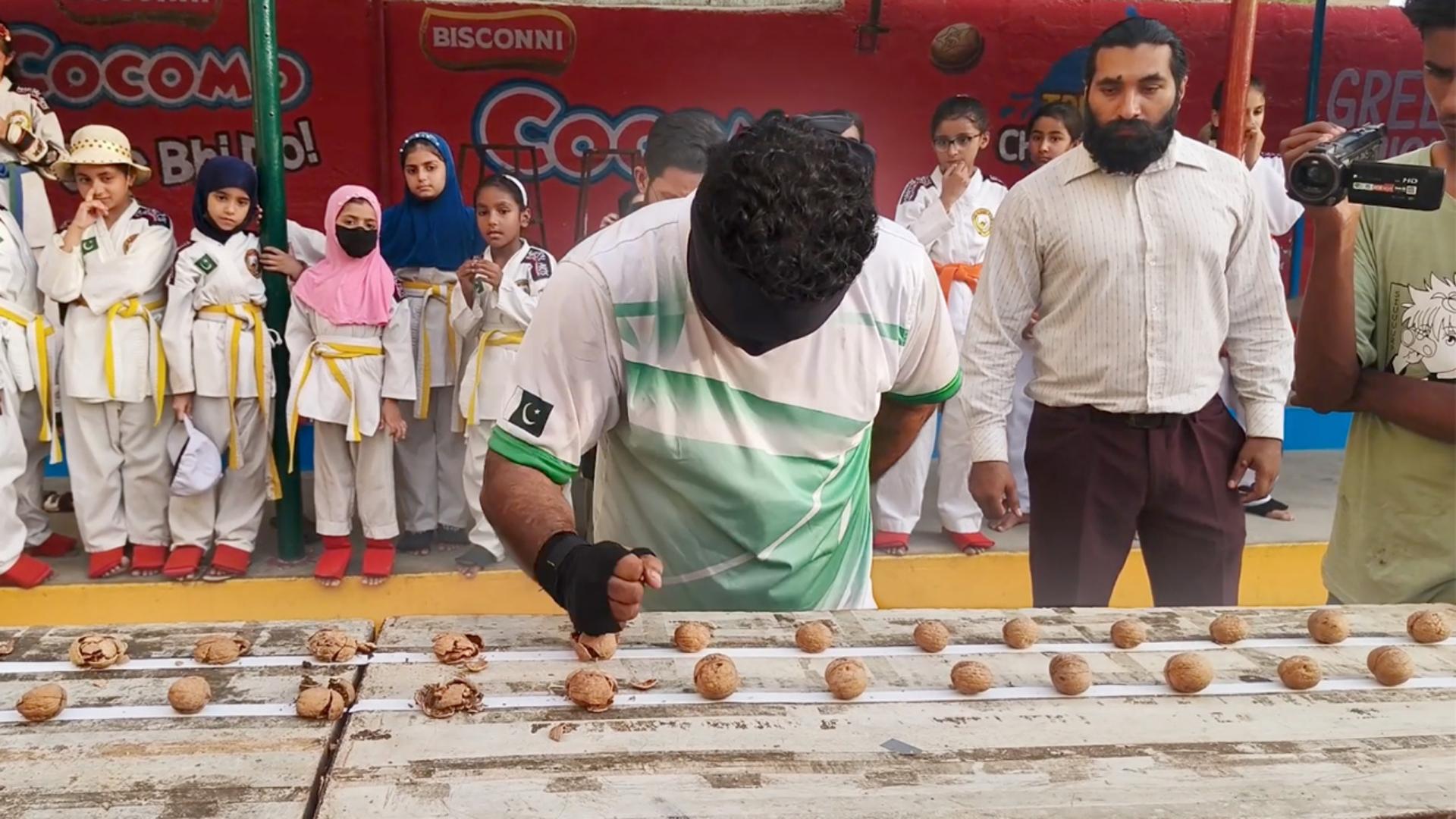 Most walnuts smashed in one minute with one hand (blindfolded) - 152 by ...