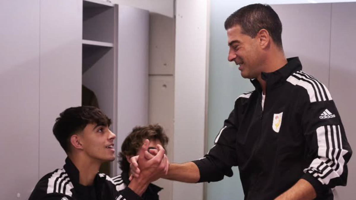 Flick examina a Marc Bernal en el Catalunya-Palestina