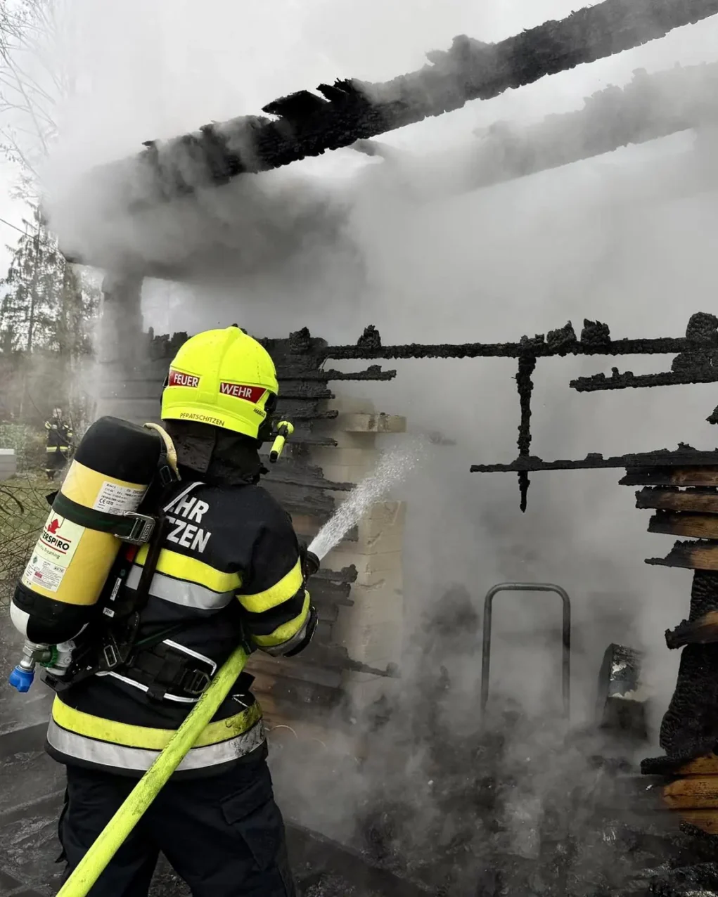 Gartenhütte in Flammen – Gasflaschen sorgen für heiklen Löscheinsatz