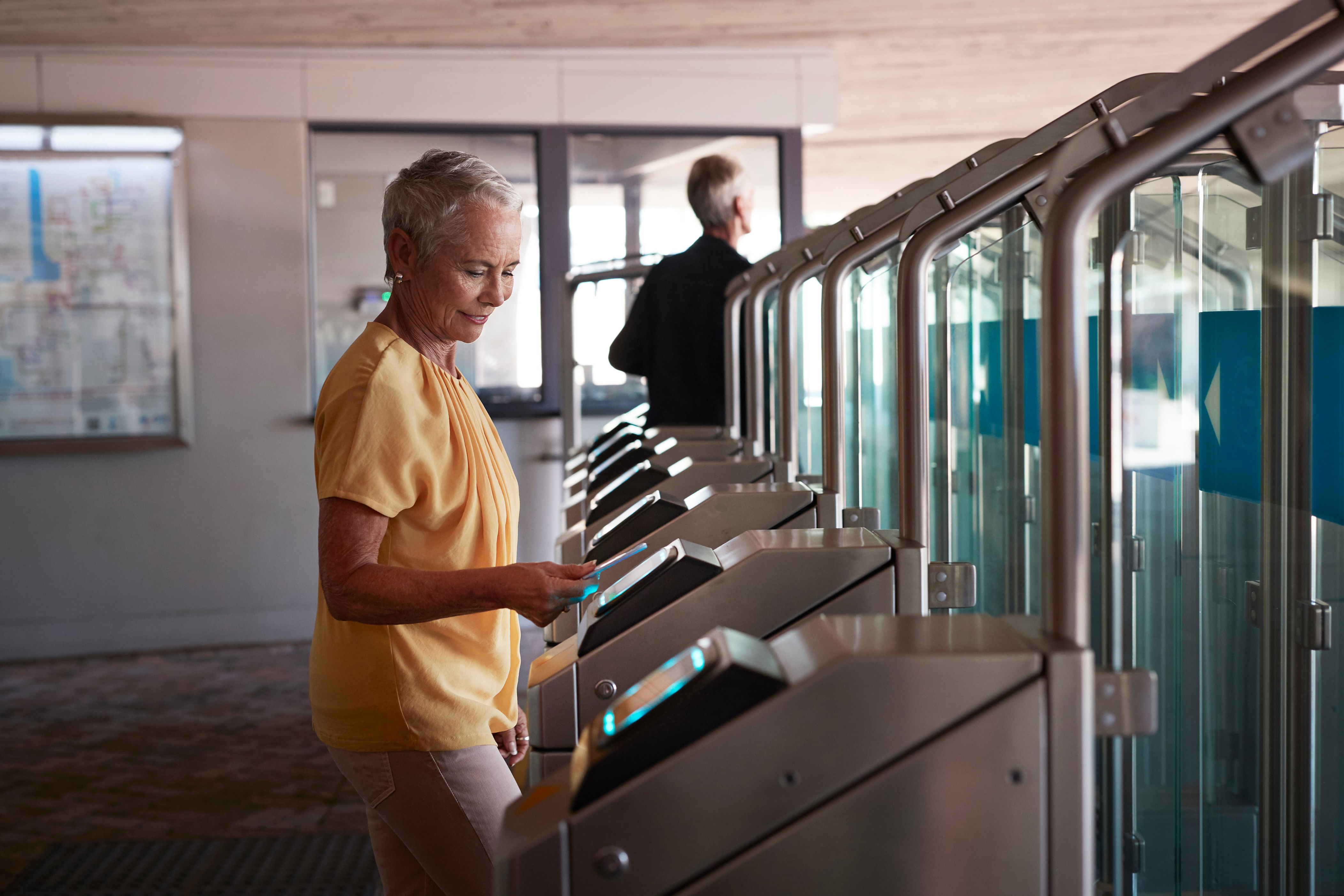 MTA anuncia fecha clave; entregará a usuarios tarjetas OMNY gratuitas ...