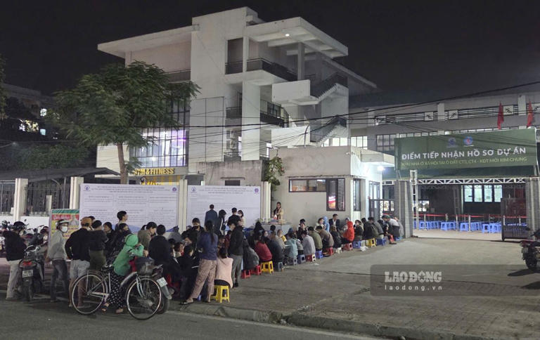 Tiếp tục cảnh xếp hàng ken đặc xuyên đêm chờ nộp hồ sơ nhà ở xã hội CT3 Kim Chung