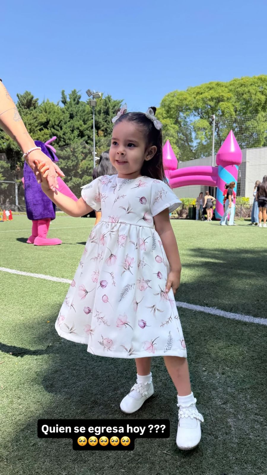 El look académico de Sarah Burlando para su fiesta de egresada: birrete ...