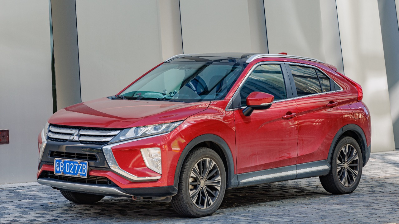 Here’s why the Mitsubishi Eclipse had that giant hood bulge