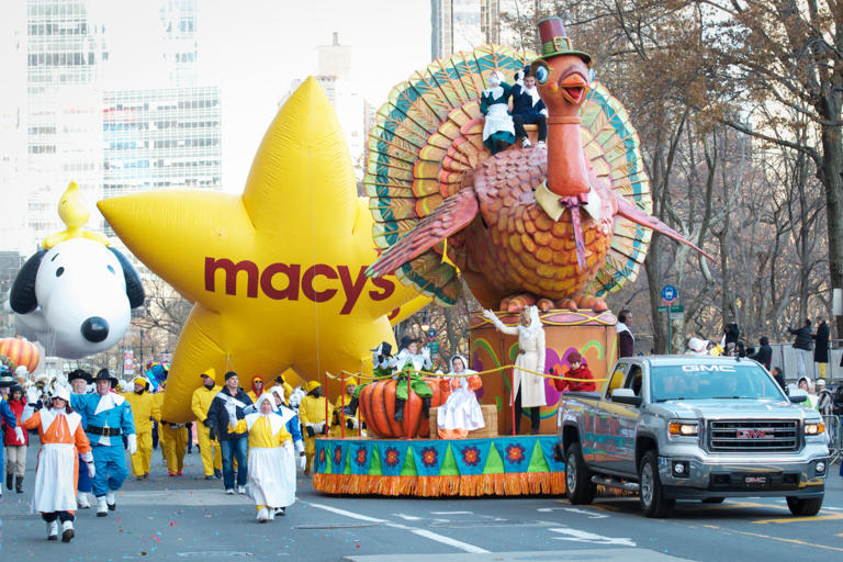 Exclusive First Look at 99th Macy’s Thanksgiving Parade Leaves Dylan ...