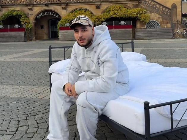 Heilbronner Musiker Ibra sorgt mit Bett-Aktion vor dem Rathaus für Aufsehen