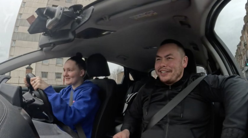 Videos, in denen ein Fahrlehrer ein Mädchen mit Tourette-Syndrom ...