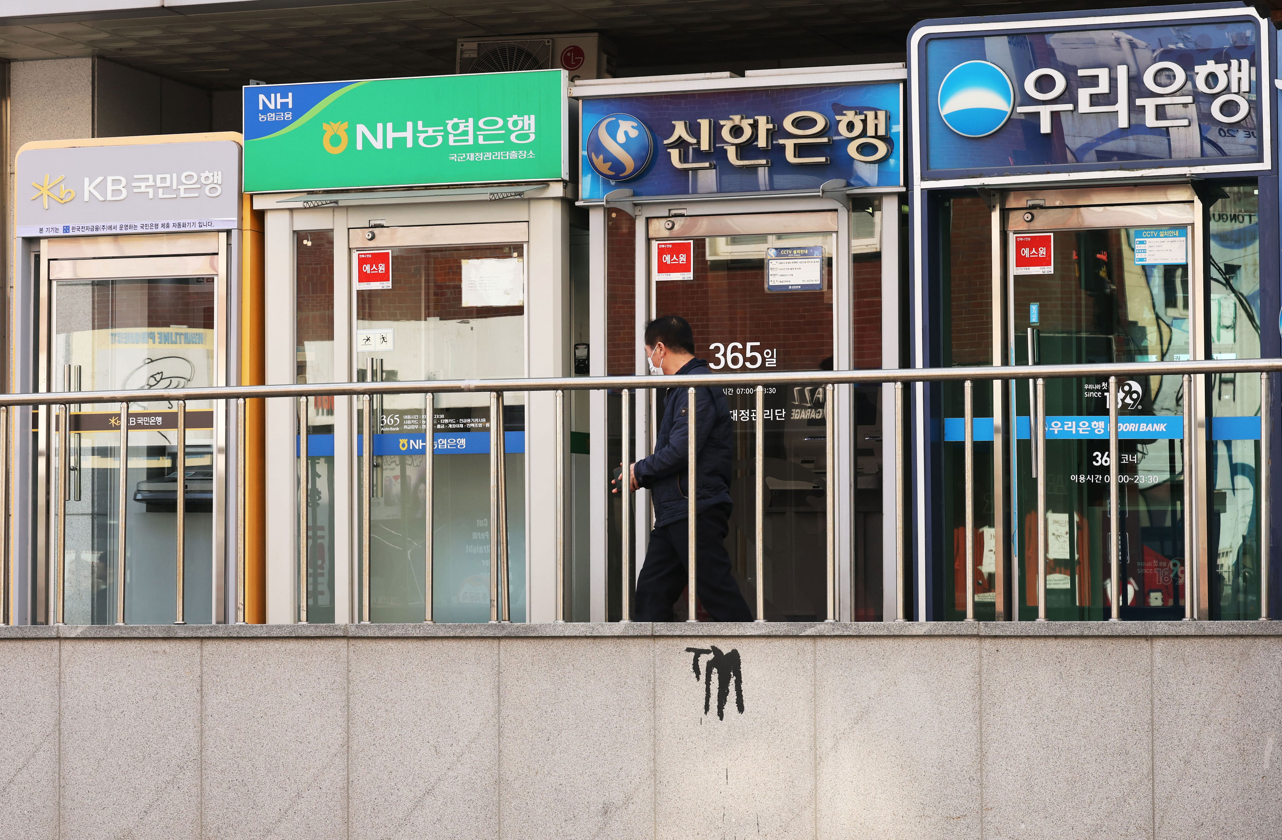 Commercial Banks Reintroduce Mid-3% Annual Time Deposits
