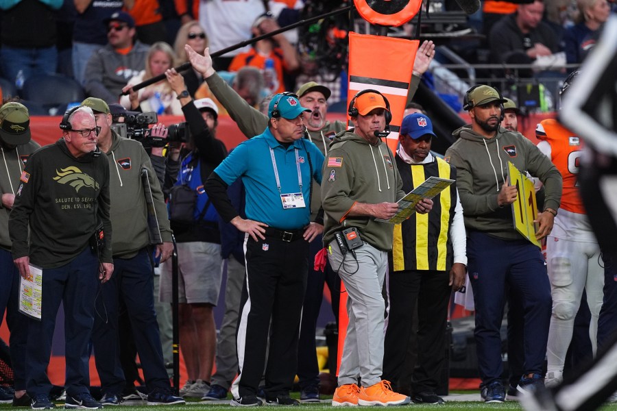 Sean Payton collides with ref, flagged for unsportsmanlike conduct