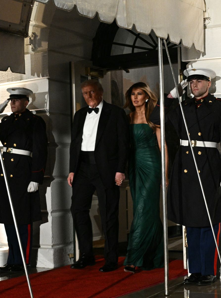 Melania Trump wears jewel-green strapless gown at White House state ...