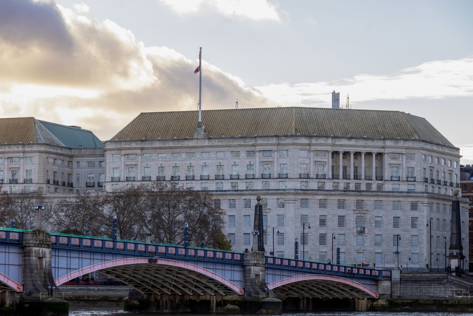MI5 Warns UK Lawmakers of New Chinese Espionage Threat