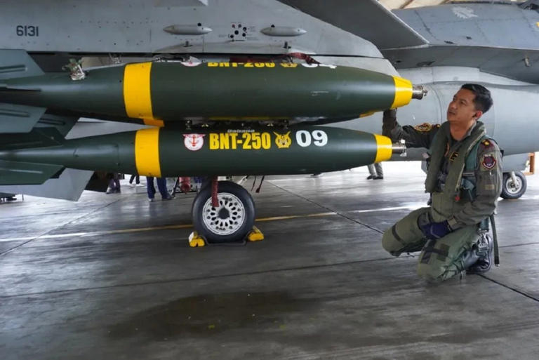 Lanud Iswahjudi Magetan Uji Coba Operasional Bom BNT-250 pada Pesawat F ...