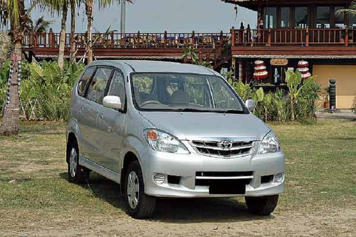 Tengok harga mobil bekas Toyota Avanza 2004, tipe E M/T murah pas buat ...