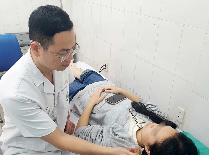 Nhiều người trẻ bị ù tai, tai vo ve, huýt gió: Bác sĩ cảnh báo hệ lụy