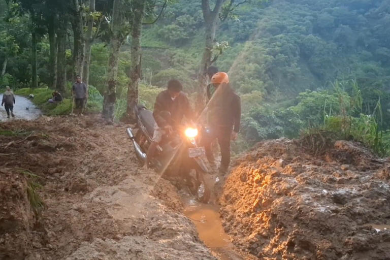 Hujan Deras, Jalan Penghubung Madiun-Ponorogo Tertimbun Material Longsor