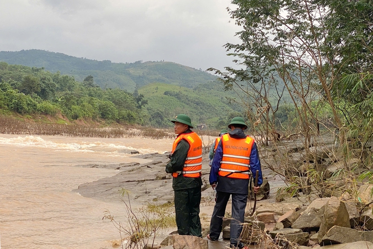 Tìm thấy quần và khóa xe của tài xế mất tích do lũ cuốn ở Quảng Trị