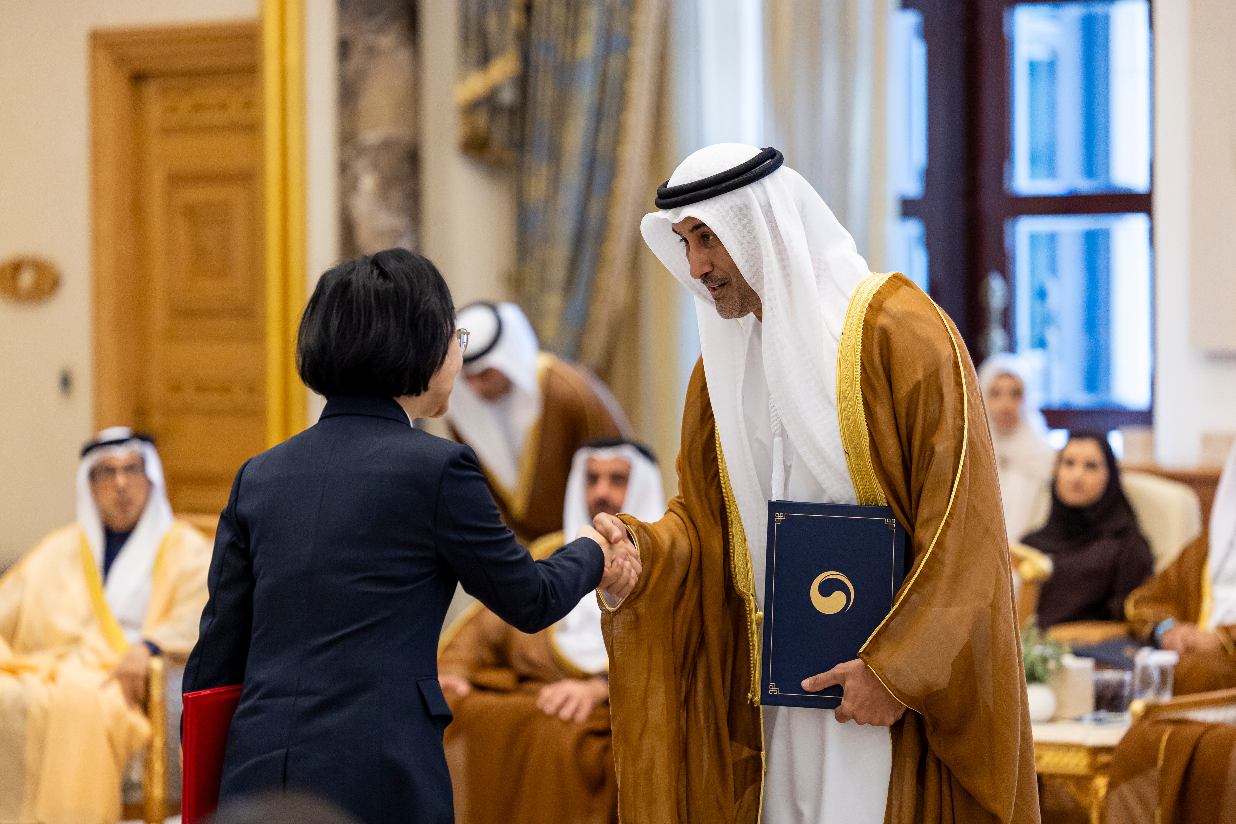 President Sheikh Mohamed secures key deals with South Korean President ...