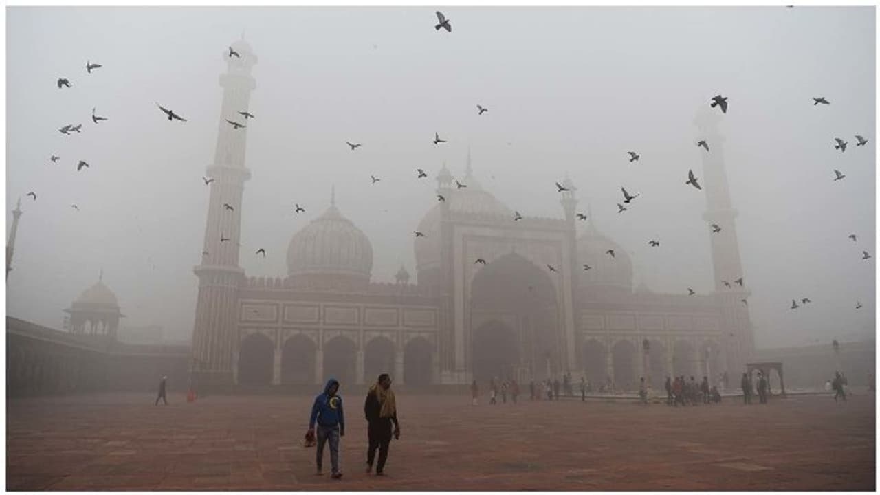 Delhi weather latest update: Biting cold, dense fog and travel delays ...