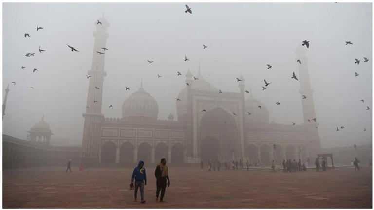 Delhi weather latest update: Biting cold, dense fog and travel delays ...