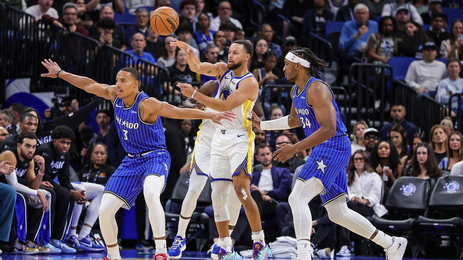 Did Stephen Curry just introduce new celly after hitting 3 in Warriors ...