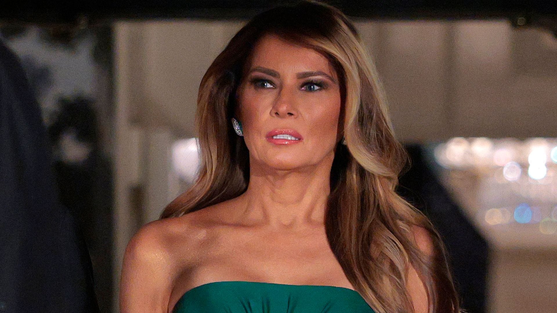 Melania Trump wears jewel-green strapless gown at White House state ...