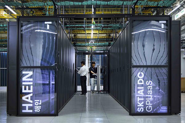 [2025 AI 대전환] SKT, AI 인프라에 승부…"연 1조원 매출 노린다"