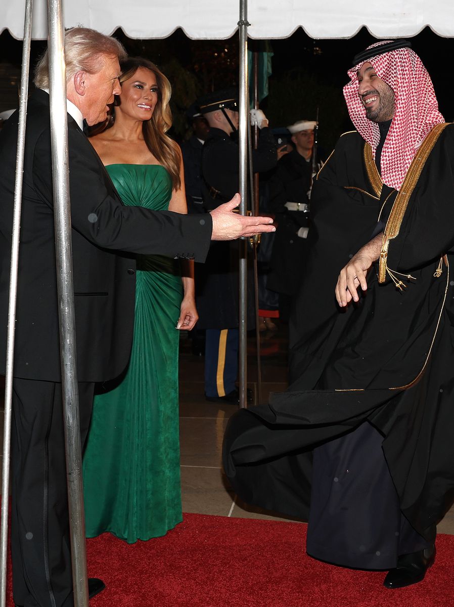 Melania Trump wears jewel-green strapless gown at White House state ...
